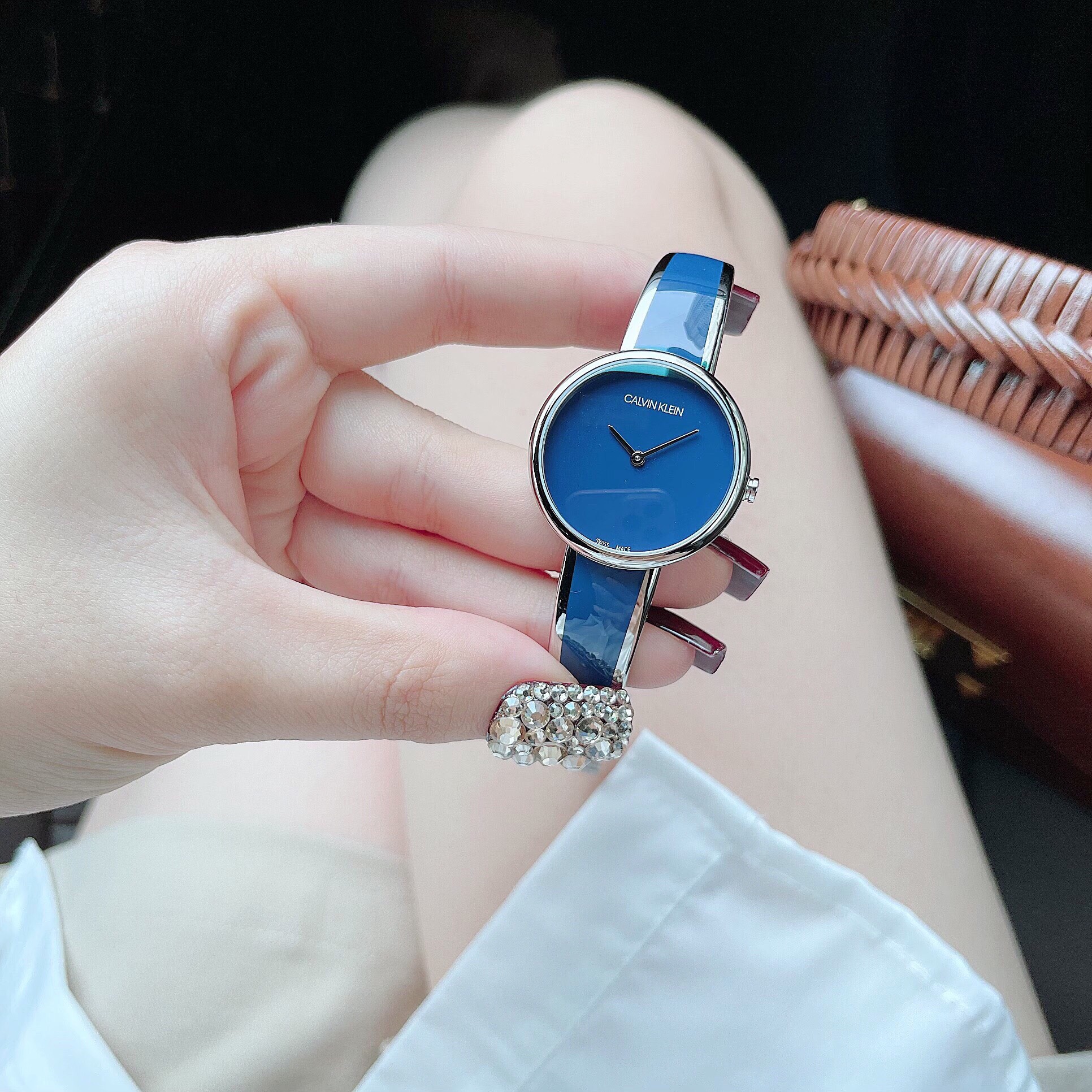 Đồng hồ nữ Calvin Klein dây kiềng màu xanh navy: Sự kỳ diệu của sự hiếm hoi và ghiền mê